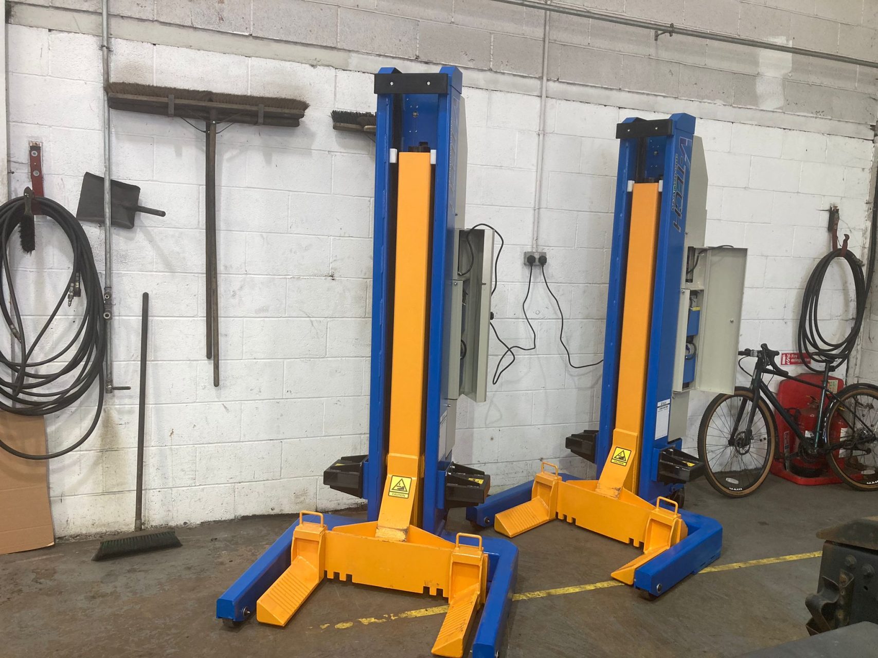 V-Tech supplies Wireless Commercial Mobile Column Lifts for Gee ...